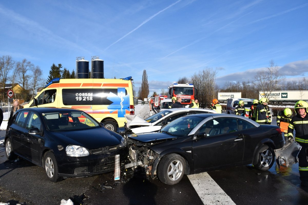 St. Florian am Inn: Schwerer Verkehrsunfall auf der B137 - Bezirk ...